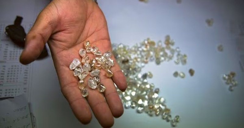 જો રશિયાથી આયાત થયેલા નાની સાઈઝના રફ હીરામાથી પોલિશ્ડ કરાયેલા હીરાની ...