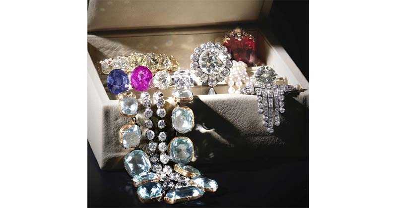 હરાજીના મુખ્ય જ્વેલરી કલેક્શનમાં 6.55 કેરેટ વજન ધરાવતા ગોળ કટ હીરા સાથે ...