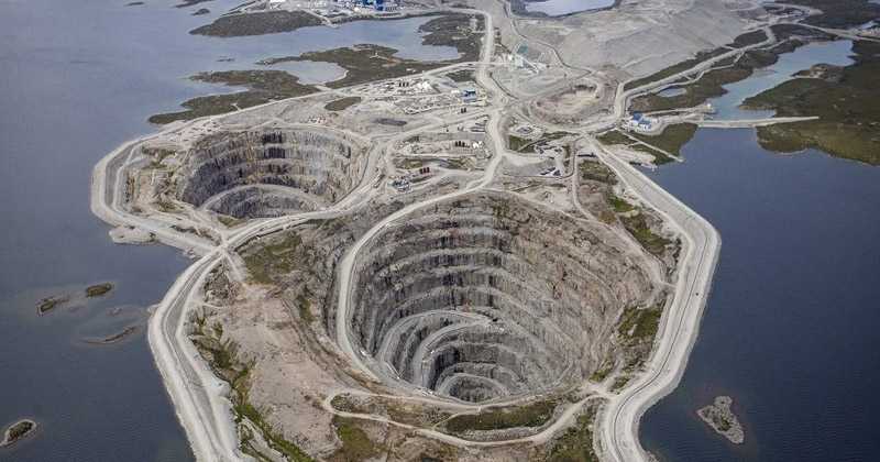 સમગ્ર વર્ષ દરમિયાન કુલ રફ હીરાનું ઉત્પાદન 2022ની તુલનાએ 28 ટકા ઘટીને 3.3 મિલિયન કેરેટ થયું છે.