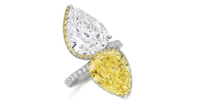 આ રિંગમાં 5.03 અને 3.61 કેરેટ વજનના બે પિઅર આકારના ફેન્સી યલો હીરા જડિત ...